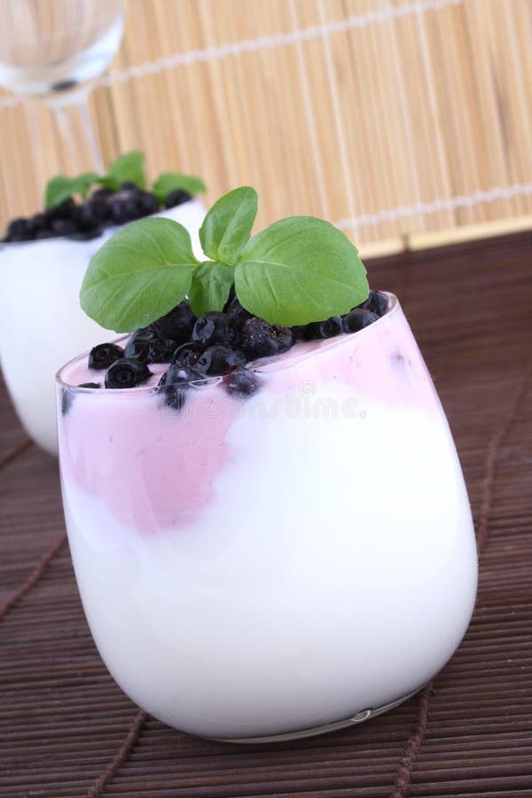 Bosbessen in yoghurt stock foto. Image of vitamine, gezond - 9368086