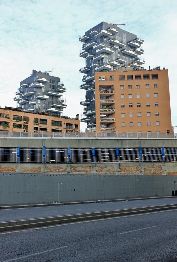 Bosco Verticale, Een Nieuwe Skyskraper in Milan Italy Stock Foto ...