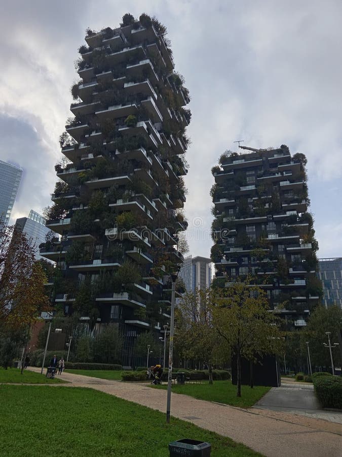 Il bosco verticale stock image. Image of moderno, architettura - 381391919