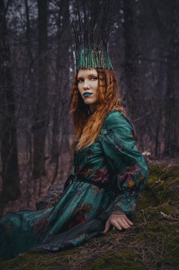 Bosnimf in groene kleding stock foto. Image of tovenares - 37682126