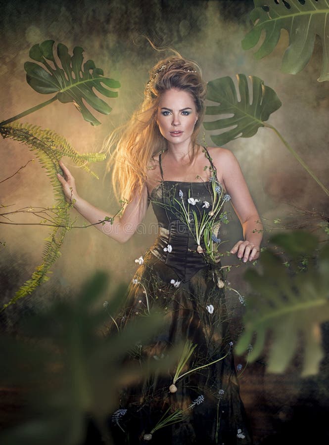 Nimf Met Lang Haar in De Lentehout Stock Afbeelding - Image of tribune ...