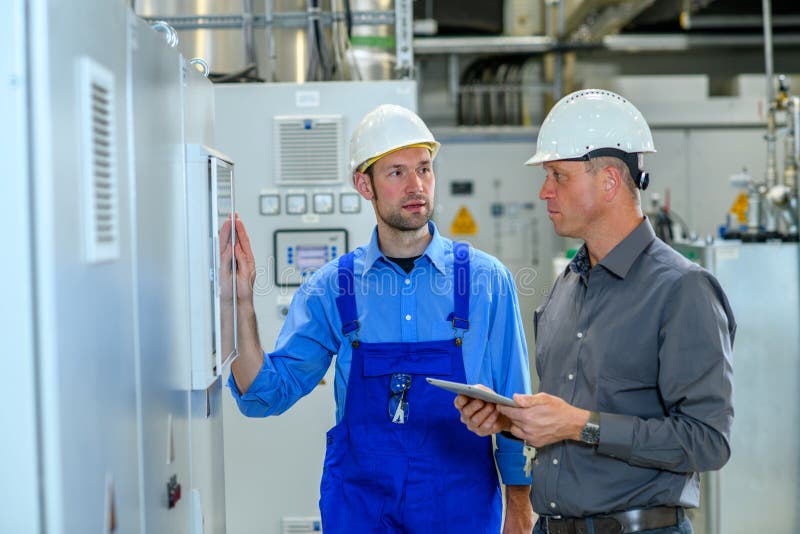 Boss And Worker In Conversation Stock Photo - Image of foreman, order ...