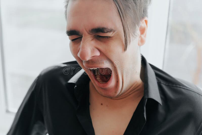 Bostezo. El Joven Bostece Y Abre La Boca Imagen de archivo - Imagen de ...