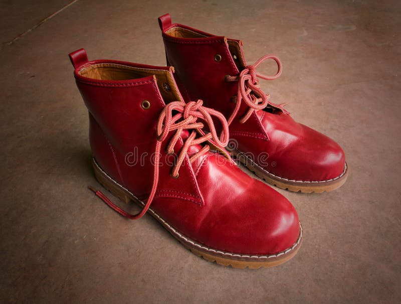 Cordones Desatados En Zapatos Negros Un Par De Botas En Una Parte ...