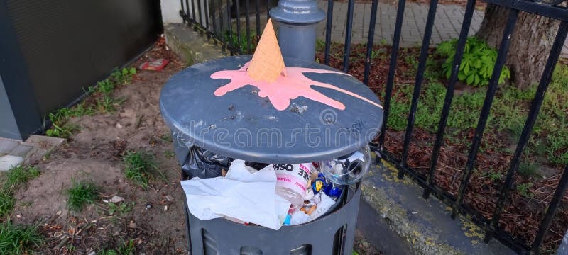 Bote de basura completo foto editorial. Imagen de lata - 276809356