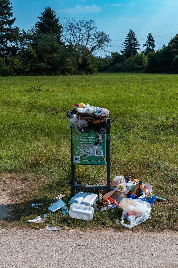 Bote De Basura Desbordante En Un Parque Imagen editorial - Imagen de ...
