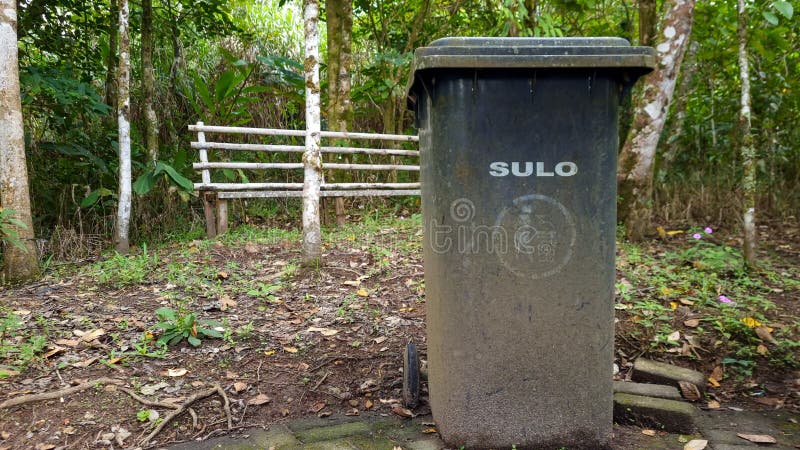 Bote De Basura En Mount Mahawu Imagen de archivo - Imagen de planta ...