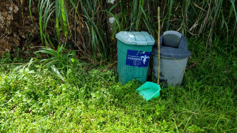 Bote De Basura En Mount Mahawu Imagen de archivo - Imagen de césped ...