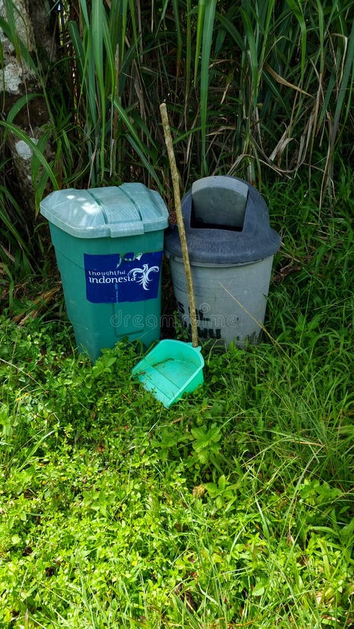 Bote De Basura En Mount Mahawu Foto de archivo - Imagen de planta ...