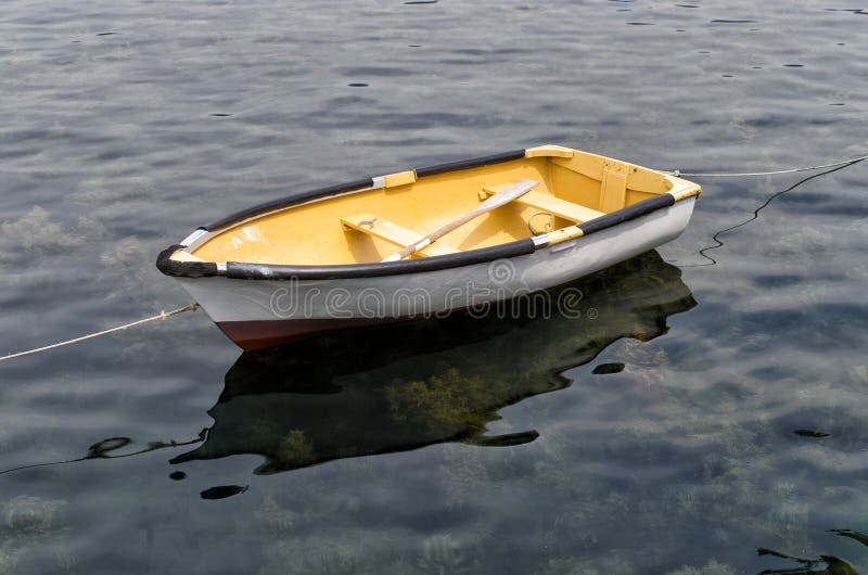 Bote de madera viejo foto de archivo. Imagen de agua - 96358348