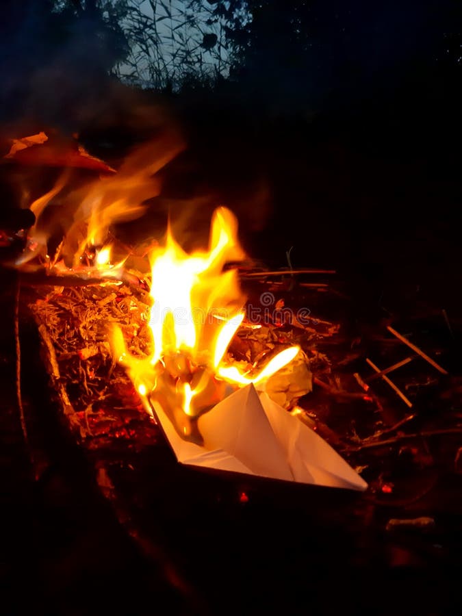 Bote De Papel En Llamas. Vida De Un Barco De Papel Imagen de archivo ...