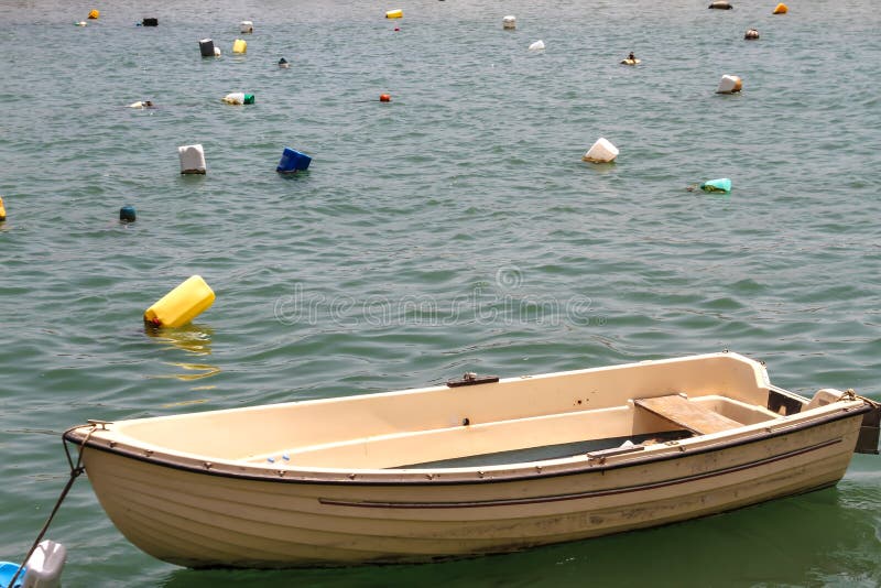 Bote de remos de madera foto de archivo. Imagen de lago - 33755482