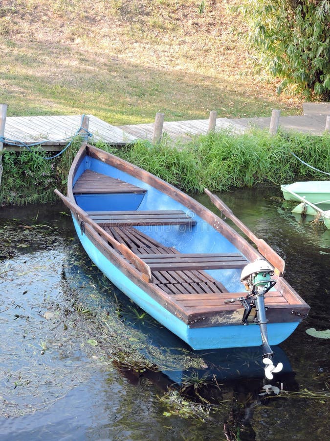 Bote De Remos De Madera Azul Imagen de archivo - Imagen de lago, barco ...