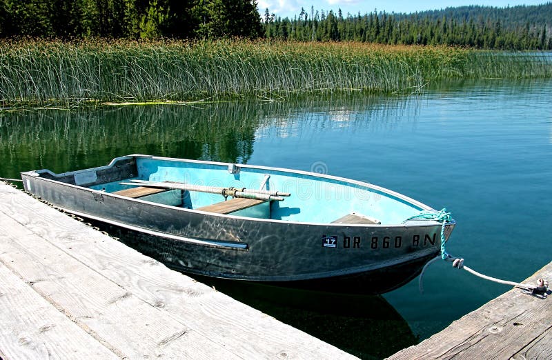 Bote De Remos En Un Lago Atado a Un Muelle De Madera Foto de archivo ...