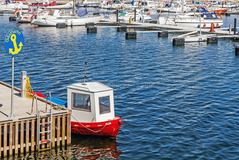 Bote Pequeño Amarrado Por El Embarcadero Foto editorial - Imagen de ...