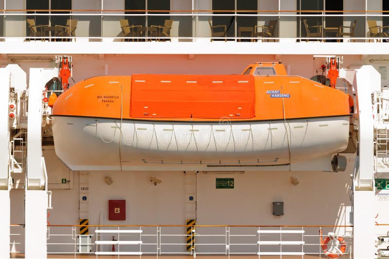 Bote salvavidas fotografía editorial. Imagen de insignificante - 100517082