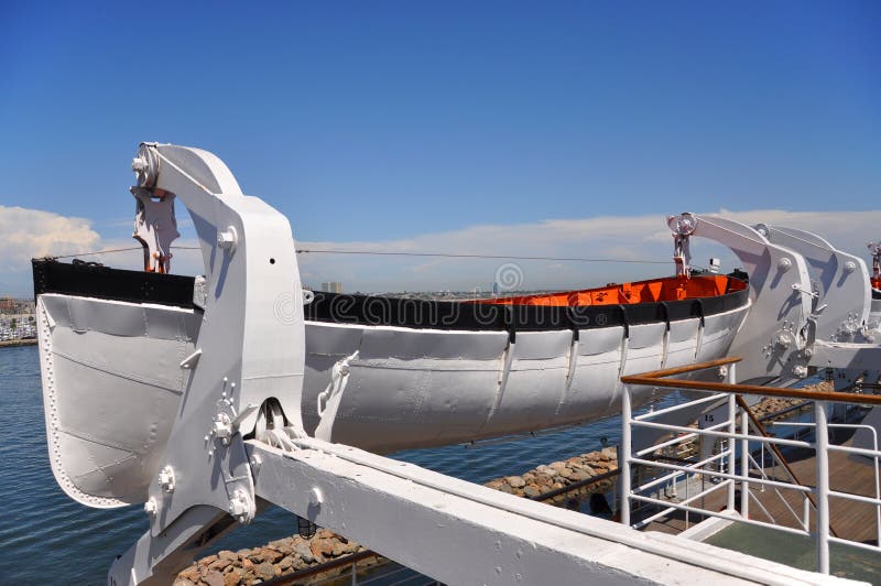 Bote Salvavidas En Queen Mary Foto de archivo - Imagen de montaje ...