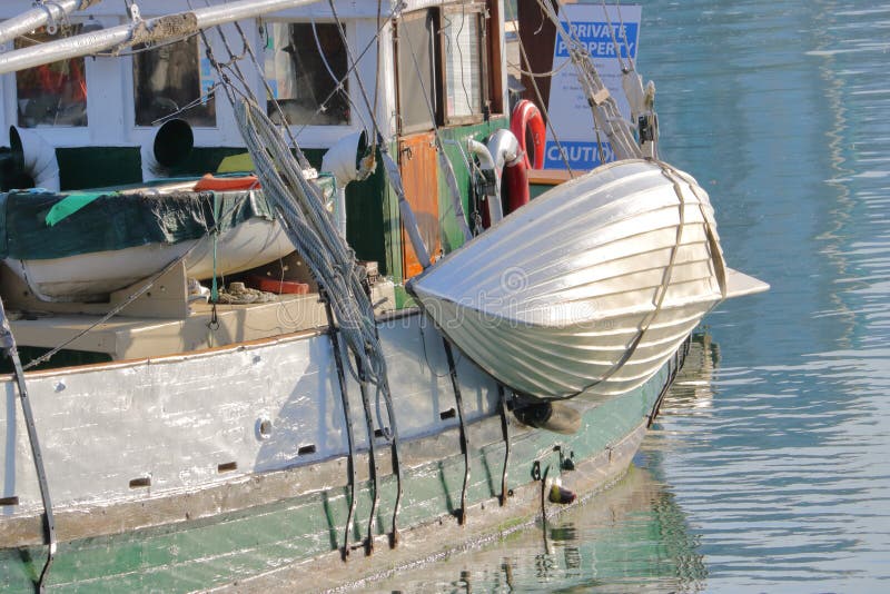 Bote Salvavidas En Un Transbordador Moderno Imagen de archivo - Imagen ...