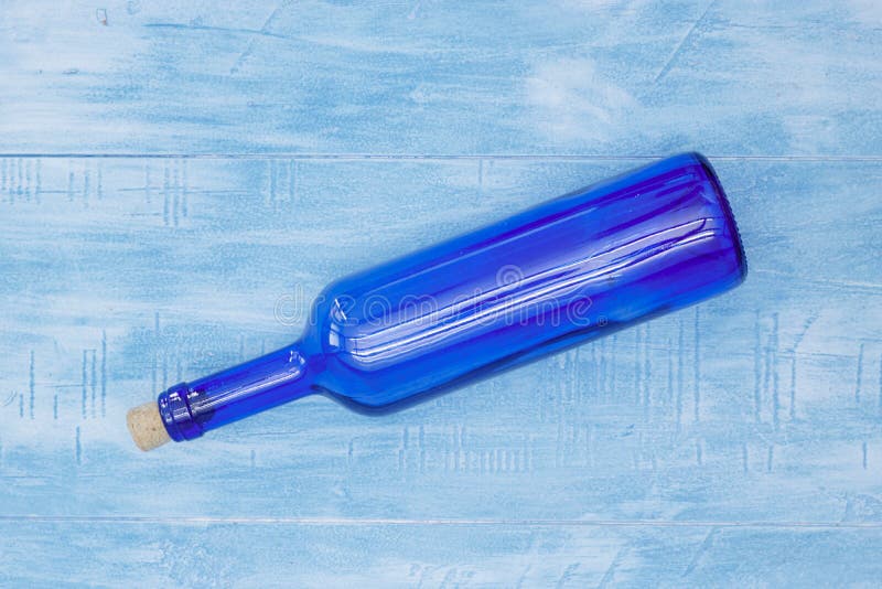 Botella azul foto de archivo. Imagen de cristal, mineral - 101069692
