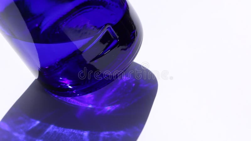 Botella azul de la bebida metrajes. Vídeo de bebida - 103024522