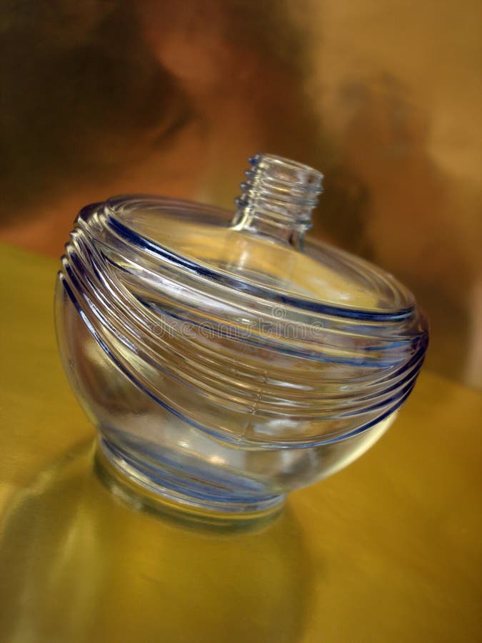 Botella Azul De Perfume Sobre El Fondo Blanco Imagen de archivo ...