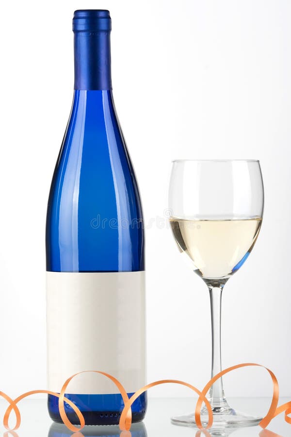 Botella Azul De Vino Blanco Y De Vidrio De Vino Imagen de archivo ...