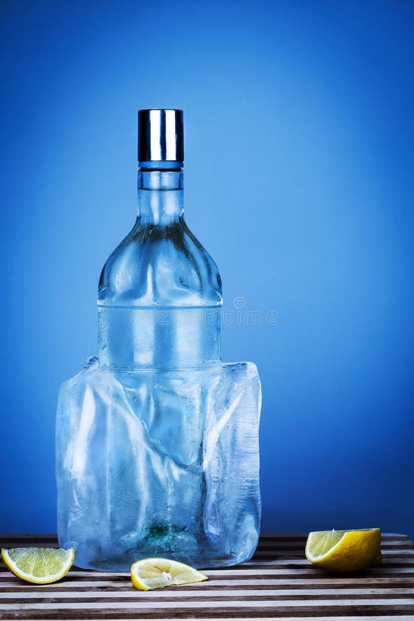Botella azul de vodka imagen de archivo. Imagen de botella - 48223937
