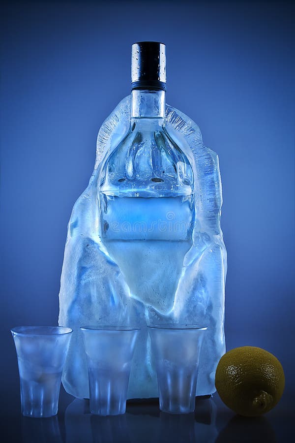Botella azul de vodka imagen de archivo. Imagen de botella - 48223937