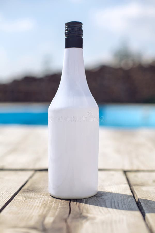 Botella Blanca Del Alcohol De Las Vacaciones Foto de archivo - Imagen ...