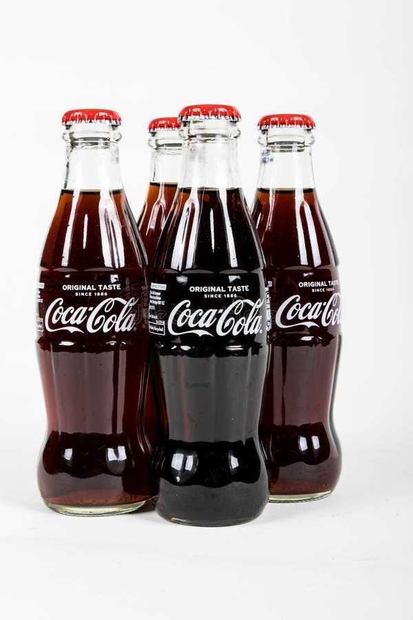 Botella Coca Cola De Vidrio Imagen editorial - Imagen de bebidas ... Botella Coca Cola De Vidrio Imagen editorial - Imagen de bebidas ...
