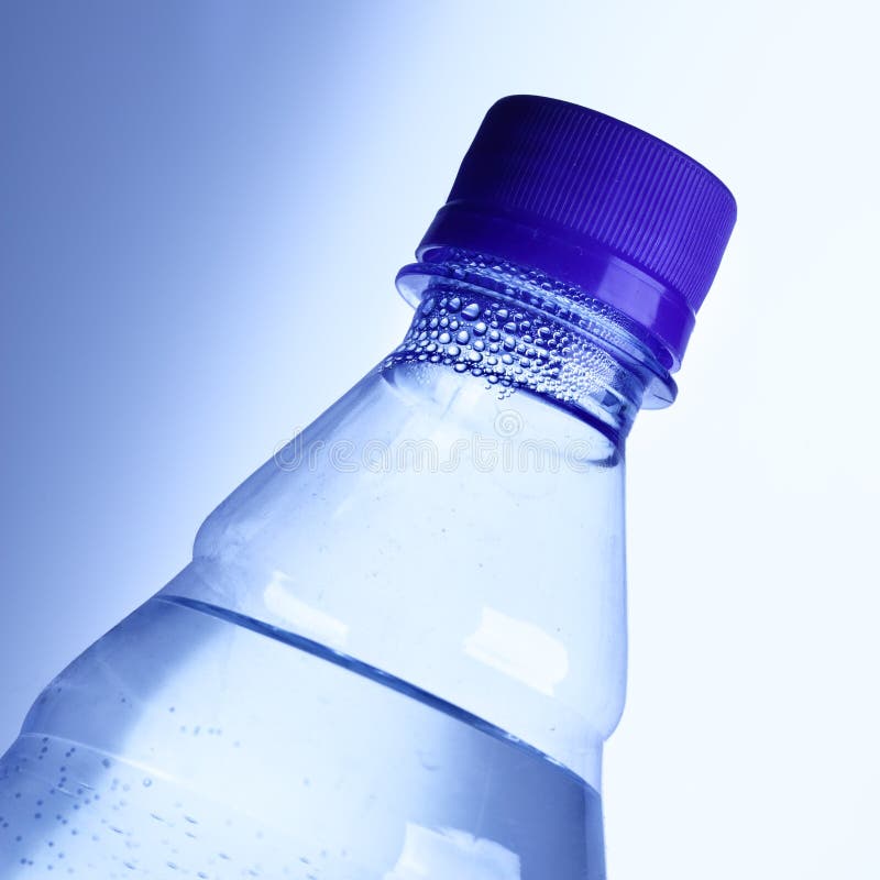 Botella con agua pura imagen de archivo. Imagen de puro - 19432891