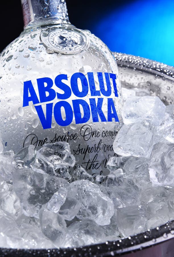 Botella De Absolut Vodka En Balde Con Hielo Triturado Imagen de archivo ...