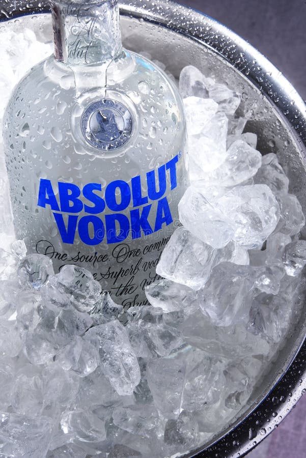 Botella De Absolut Vodka En Balde Con Hielo Triturado Imagen de archivo ...