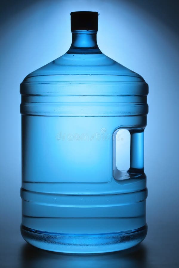 Botella Grande De Agua Para El Refrigerador Fotos De Stock - Descarga ...