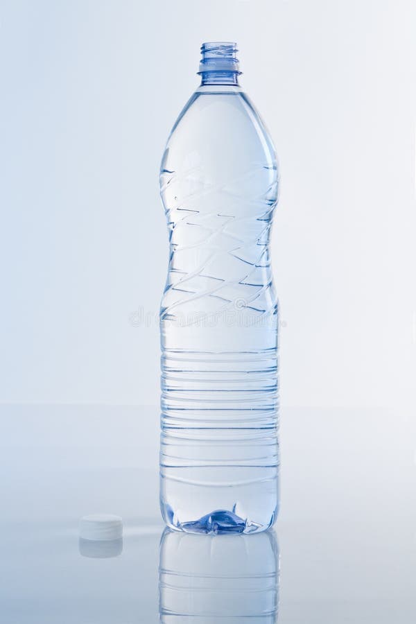 Botella de agua en azul foto de archivo. Imagen de bebida - 8178126