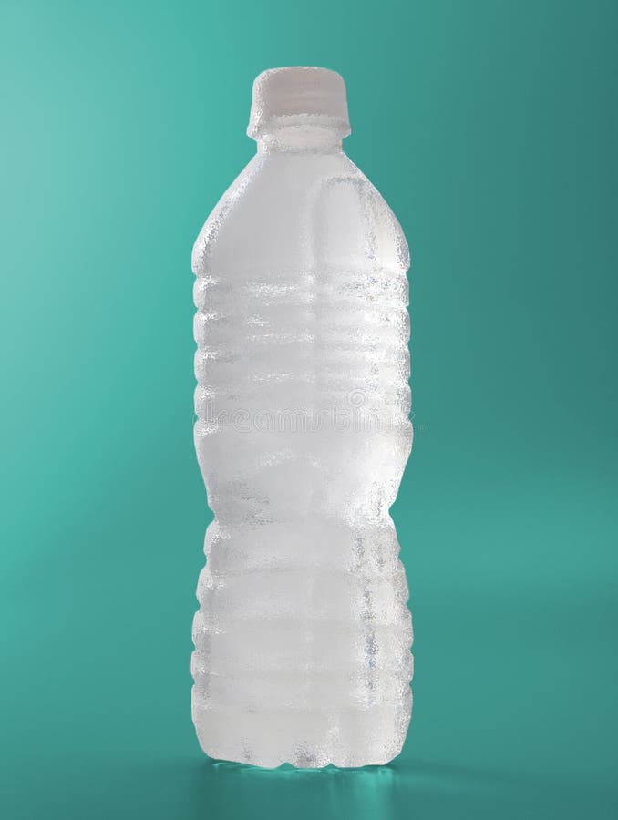 Botella De Agua Helada En Verde Foto de archivo - Imagen de envase ...
