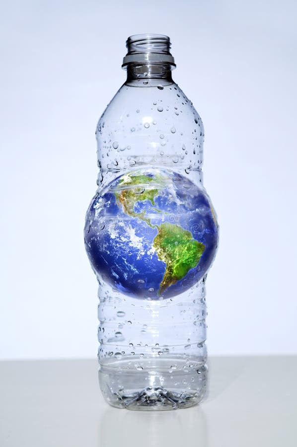 Botella De Agua Plástica Con Tierra Adentro Imagen de archivo - Imagen ...