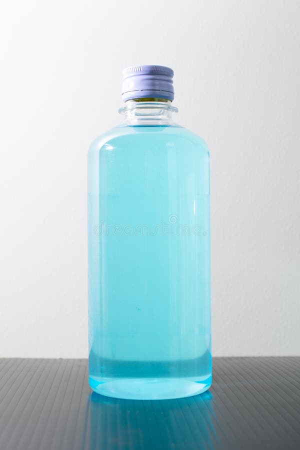 Botella De Alcohol Azul Sanitizada Foto de archivo - Imagen de ...