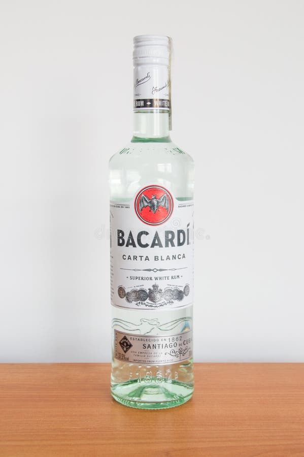 Botella De Bacardi Carta Blanca Rum Del Cl 70 Imagen de archivo ...