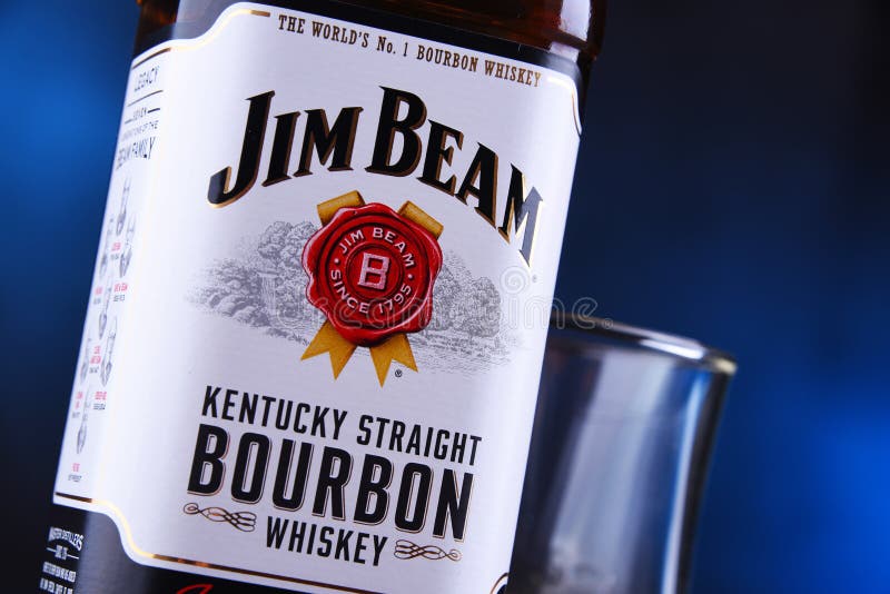 Botella De Jim Haz Bourbon Y Un Vaso Con Hielo Sobre Fondo De Madera Foto de archivo editorial ...