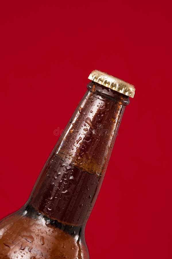 Botella de cerveza imagen de archivo. Imagen de rojo - 24071353
