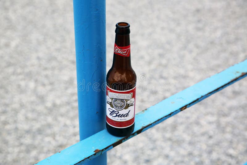 Botella De Cerveza De Budweiser Imagen editorial - Imagen de fresco ...