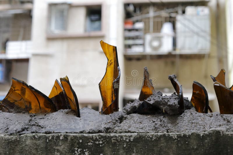 Pared Quebrada De La Seguridad De Las Botellas De Cristal Foto de ...