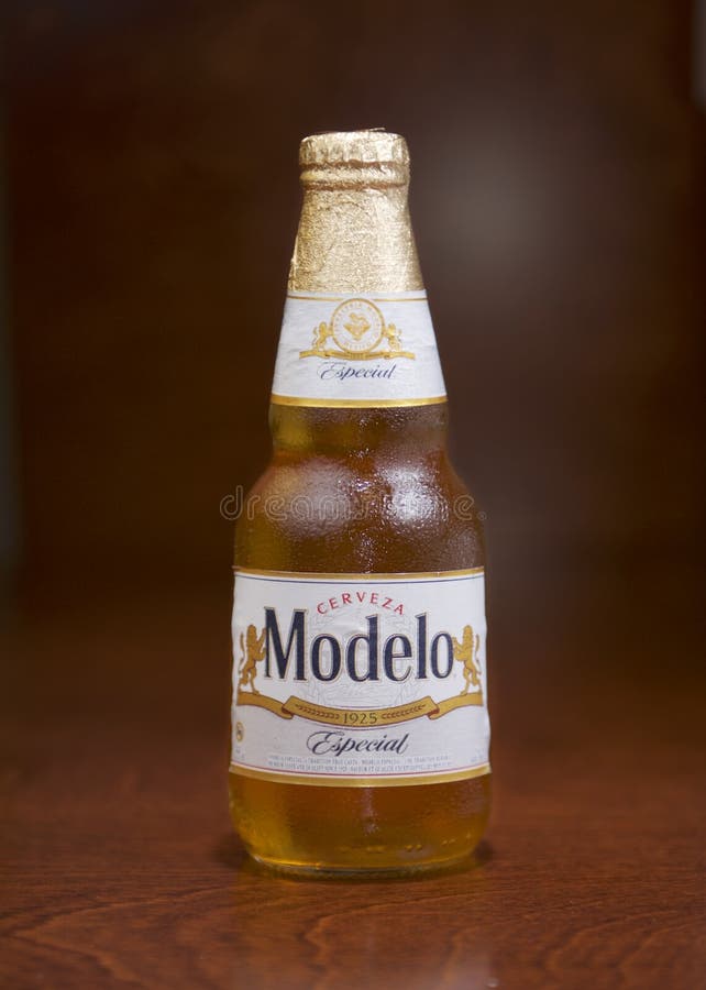Botella de Cerveza Modelo imagen editorial. Imagen de esto - 127255725