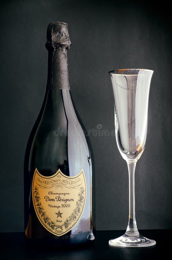 Botella De Champagne Dom Perignon Vintage 2005 Con Aga De La Copa ...