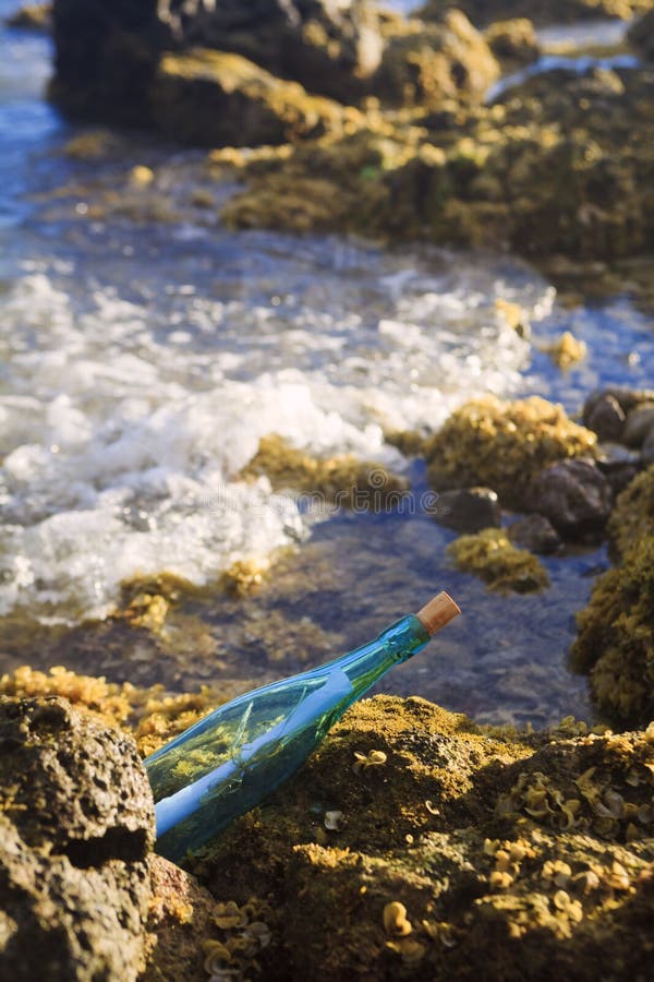 Botella De Cristal Con Un Mensaje Adentro Foto de archivo - Imagen de ...
