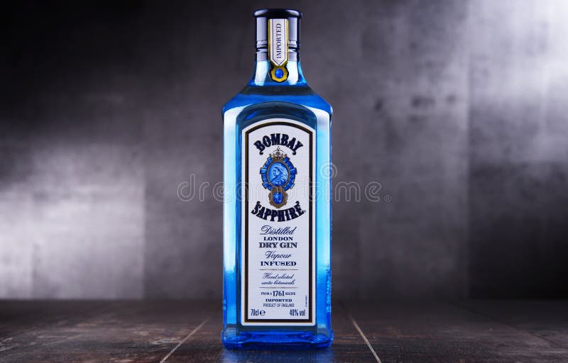 Botella De Ginebra Del Zafiro De Bombay Fotografía editorial - Imagen ...