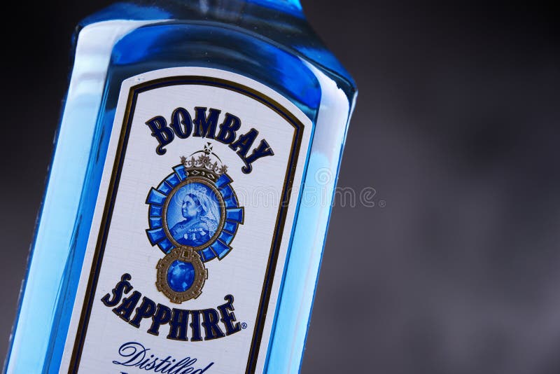 Botella De Ginebra Del Zafiro De Bombay Fotografía editorial - Imagen ...