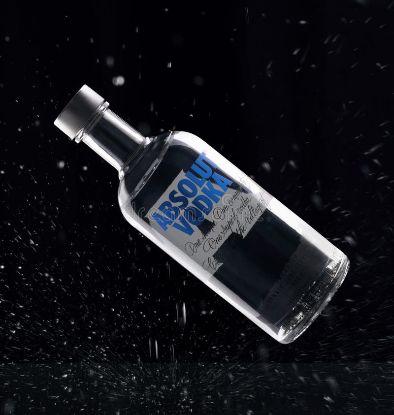 Vodka De Absolut En Fondo Azul Foto editorial - Imagen de label ...