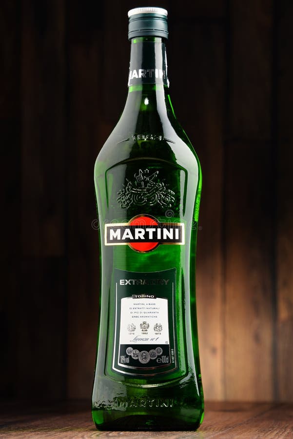 Botella de Martini seca imagen editorial. Imagen de alcohol - 74934825